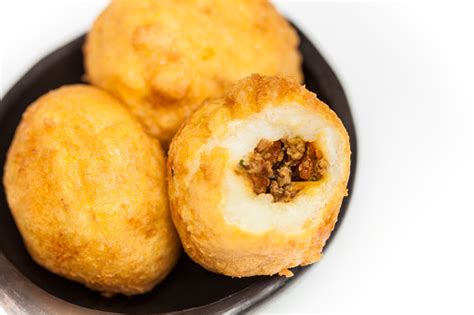 전통적인 콜롬비아의 준비 단계 라는 인형된 감자 요리 준비 흰색 배경에 고립 된 블랙 세라믹 접시에 감자를 박제 0명에 대한 스톡 사진 및 기타 이미지 Istock