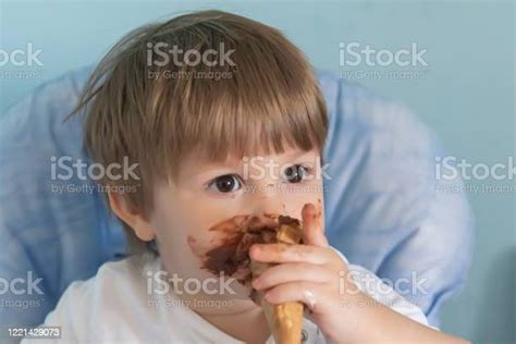 초콜릿 아이스크림을 얼굴에 묻은 어린 소년 아이스크림을 먹는 어린 소년 귀여운에 대한 스톡 사진 및 기타 이미지 귀여운 남성 남자 아기 Istock