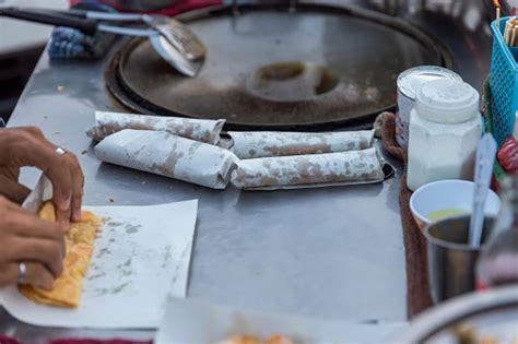 로티 메이킹 로티 스레쉬 밀가루로 로티 메이커에 오일 인도 전통 길거리 음식 태국 팬케이크 바나나와 계란 태국 길거리 음식과