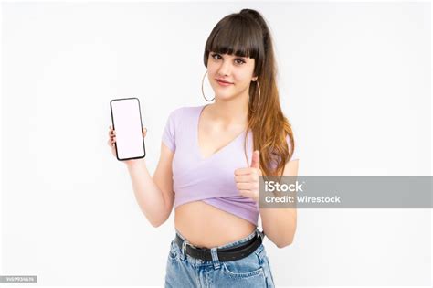 카메라를 보고 엄지손가락을 치켜들고 복사 공간을 위해 스마트폰의 빈 화면을 보여주는 젊은 여성 고름에 대한 스톡 사진 및 기타 이미지 Istock