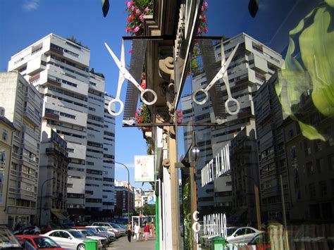 무료 이미지 집 밖의 보행자 건축물 도로 거리 시티 파리 도시 풍경 도심 프랑스 유럽 크리에이티브 커먼즈 미술 하부 구조 거울 스톡 반사