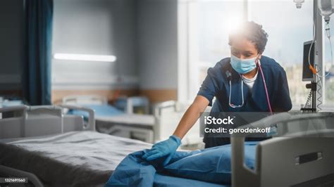 병원 병동 전문 흑인 간호사 얼굴 마스크를 착용 코비드19 환자 복구 후 청소 실 코로나바이러스 감염 아픈 사람들 후 소독 살균 소독 클리닉 병원에 대한 스톡 사진 및 기타