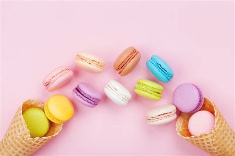 와플 콘 케이크 마카롱 또는 핑크 파스텔 배경 평면도에 마 카 롱 플랫이 하다 날기에 대한 스톡 사진 및 기타 이미지 날기 다중 색상 달콤한 음식 Istock