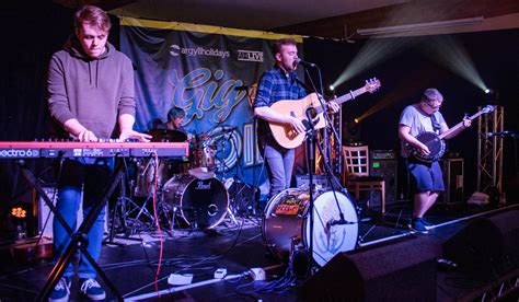 5 strings songs events and music stats