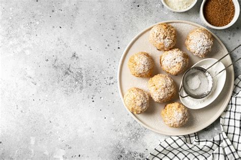 밝은 회색 요리 배경에 흰색 접시에 집에서 만든 코코넛 쿠키 건강한 식생활에 대한 스톡 사진 및 기타 이미지 건강한 식생활 달콤한 음식 러시아 Istock