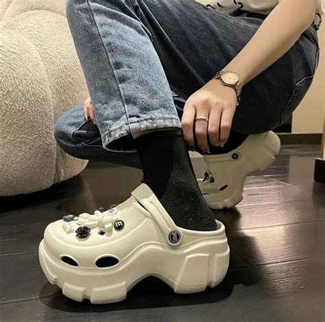 Крокси з джибітсами — ціна 1139 грн у каталозі Сабо Купити жіночі речі за доступною ціною на