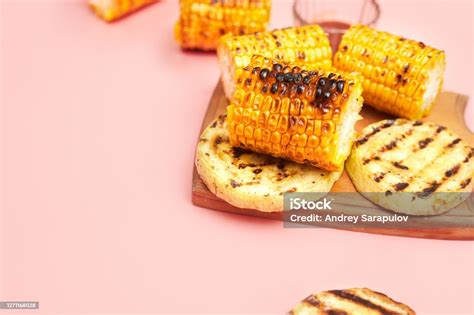 파스텔 핑크 배경에 구운 야채 옥수수 공간의 사본 플랫레이 0명에 대한 스톡 사진 및 기타 이미지 0명 건강한 식생활 곡초류 Istock