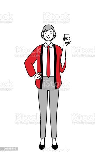 빨간 해피 코트를 입은 선배 여성이 직장에서 스마트폰을 사용하고 있다 Brand Name Smart Phone에 대한 스톡 벡터