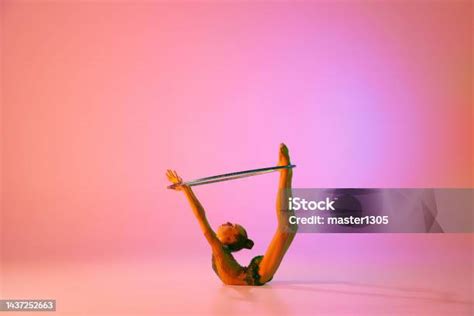 아름답고 유연한 우아한 운동 선수 리듬 체조 예술가 춤 네온의 화려한 배경에 고립 된 스트레칭 운동을 아름다움 예술 스포츠 14