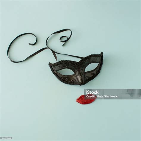 파란색 파스텔 배경에 카니발 마스크와 붉은 입술로 만든 창의적인 아이디어 최소한의 새해 가장 무도회 파티 개념 평면도 의상에 대한 스톡 사진 및 기타 이미지 Istock