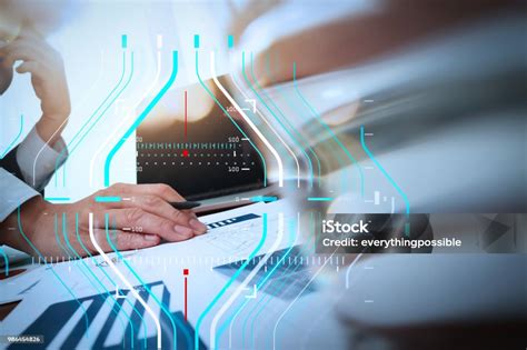 배경 및 물 전경의 유리에서 근무 하는 사람과 사무실 테이블 및 노트북 컴퓨터와 그래프 비즈니스에 비즈니스 문서 공연에 대한 스톡 사진 및 기타 이미지 Istock