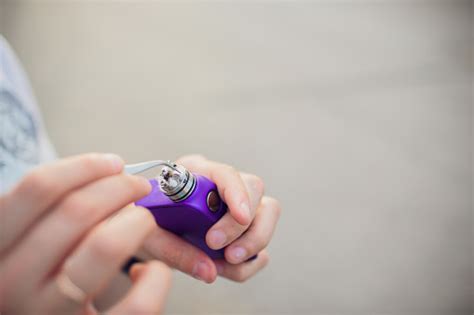 전자 액체 중단 흡연을 위한 현대적인 Vaping 장치에 젖은 외계인 클랩튼 코일과 면 줄무늬가 있는 바 핑 또는 전자 담배에 대 한 조립식 떨어지는 분무기 또는 Rda