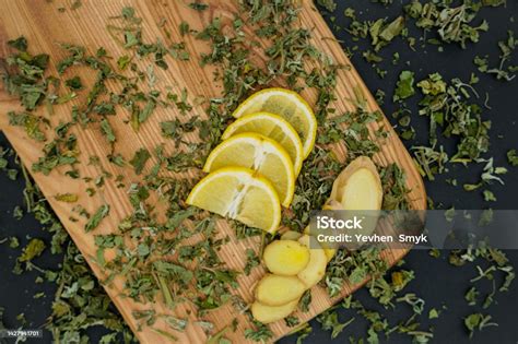 나무 배경에 생강이있는 신선한 레몬 말린 민트 녹차를위한 재료 0명에 대한 스톡 사진 및 기타 이미지 0명 가정 생활 건강관리와 의술 Istock