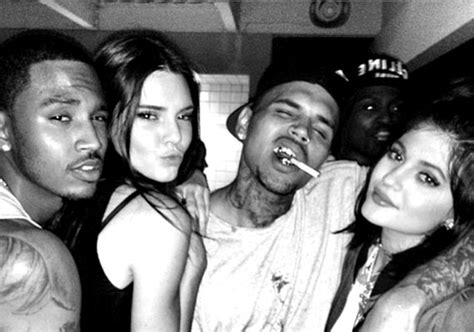 Kendall And Kylie Jenner Get Cosy With Bad Boy Chris Brown See Pics Hollywood News India Tv