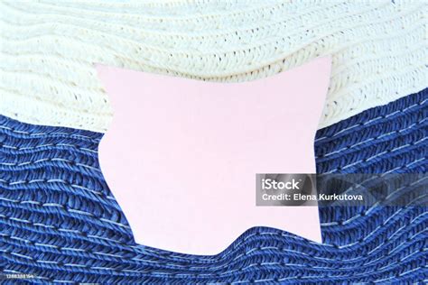 흰색 파란색 고리버들 표면에 확산 및 변형 효과와 빈 스티커 형태 조롱 0명에 대한 스톡 사진 및 기타 이미지 0명 고리