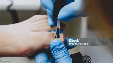 페디큐어 마스터는 뷰티 살롱에서 투명 쉘락 베이스를 사용하여 발톱을 페인트 고객에 대한 스톡 사진 및 기타 이미지 고객