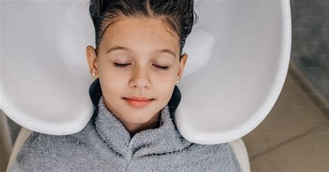 전문 미용사가 부드럽게 머리를 씻는 동안 헤어스타일 치료를 받는 어린 소녀 사진 Unsplash의 헤어 케어 이미지