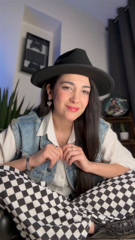 Moonshid ‎این نصیحت از صائب تبریزی رو باید سرلوحه زندگیمون قرار بدیم Shape Of My Heart