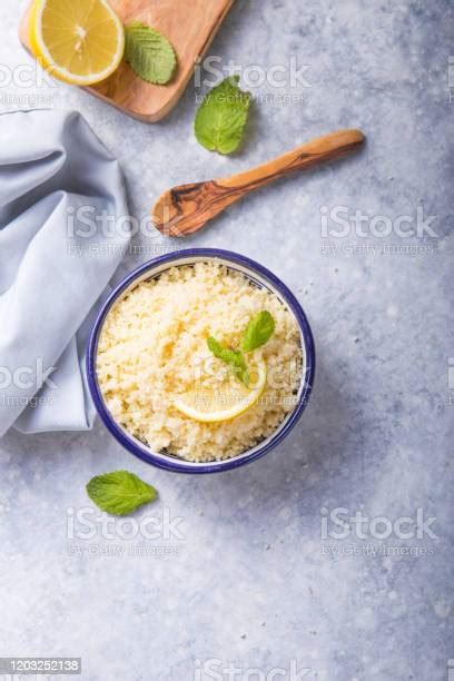 위에서 어두운 소박한 테이블에 접시에 민트와 레몬쿠스 텍스트의 공간을 복사합니다 플랫 레이 0명에 대한 스톡 사진 및 기타 이미지 Istock