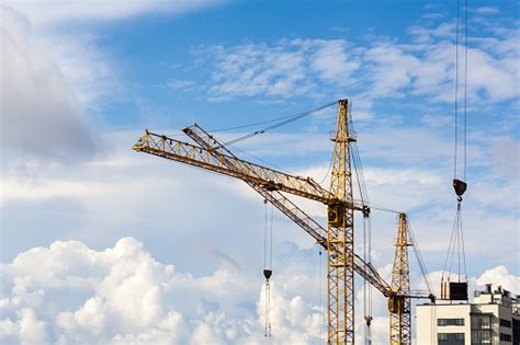 크레인이 있는 고층 건물의 건설 푸른 하늘 배경에 대한 건설 크레인과 건물 비즈니스 및 부동산 개념 복사 공간이 있는 사진 0명에 대한 스톡 사진 및 기타 이미지 Istock