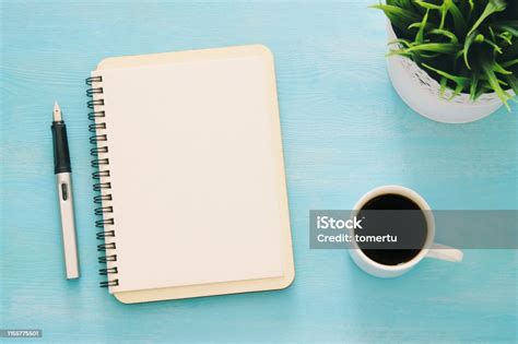 파란색 사무실 책상 위에 빈 페이지와 기타 사무용품이 있는 노트북을 엽니다 맨 위 보기 개념에 대한 스톡 사진 및 기타 이미지