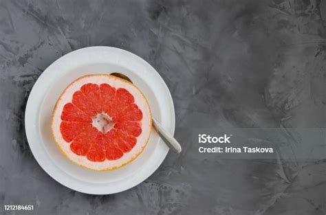 어두운 콘크리트 배경에 숟가락접시에 자몽의 신선한 잘 익은 육즙 절반 건강한 간식 수평 방향 공간을 복사합니다 0명에 대한 스톡 사진 및 기타 이미지 Istock
