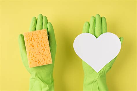 카피 스페이스와 고립 된 노란색 배경에 녹색 고무 장갑에 손에 흰색 종이 심장과 노란색 스폰지의 상단 보기 사진 가사 집안일에 대한 스톡 사진 및 기타 이미지 Istock