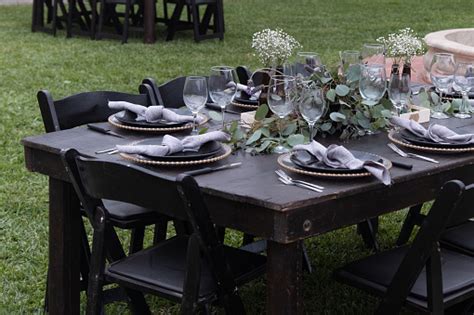 크리스마스 또는 새해 축 하 파티 테이블 설정 접시 은 식기 유리잔 축제 음식 분량에 대한 스톡 사진 및 기타 이미지 음식 분량 이벤트 0명 Istock