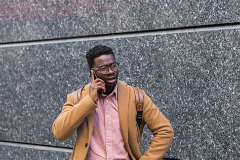 밖에서 전화를 건 젊은 흑인 남성은 그가 받은 나쁜 소식 때문에 좌절했다 거리에 대한 스톡 사진 및 기타 이미지 거리 걷기 긍정적인 감정 표현 Istock