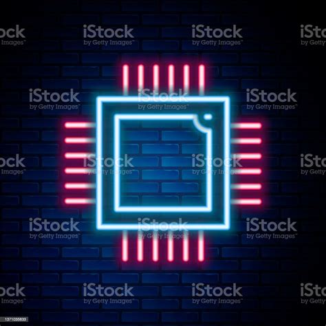 벽돌 벽 배경에 격리 된 마이크로 회로 Cpu 아이콘빛나는 네온 라인 컴퓨터 프로세서 회로 기판칩 또는 Cpu 마이크로 프로세서