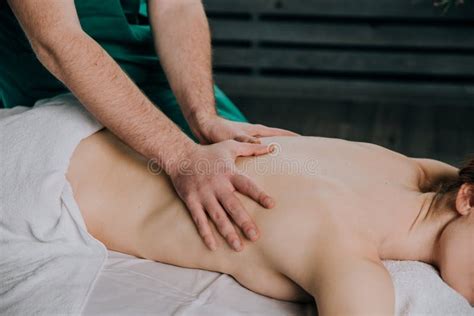 Le Mani Di Un Massaggiatore Che Maschio Sta Facendo Massaggia La Parte