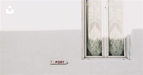 흰색 프레임이 있는 투명 유리창 사진 Unsplash의 무료 배경화면 이미지