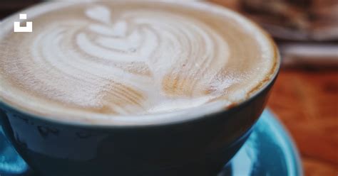 갈색과 흰색 하트 디자인의 블랙 세라믹 컵 사진 Unsplash의 무료 회색 이미지