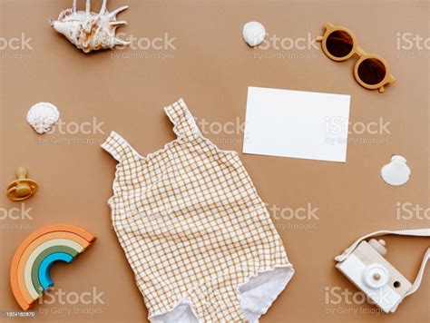 여름 방학 컨셉 여름 어린이 수영복 선글라스 갈색 배경의 나무 카메라 유아 소녀 패션 여름 의상 0명에 대한 스톡 사진 및 기타 이미지 Istock