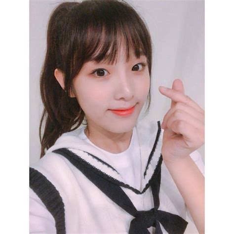 안녕하세요 Iz One의 예나입니다 꿈만 같은 데뷔를 할 수 있도록 응원해주신 팬 여러분들 너무 너무 너무 감사합니다 앞으로 더욱 더 열심히 해서 여러분들께 항상 좋은