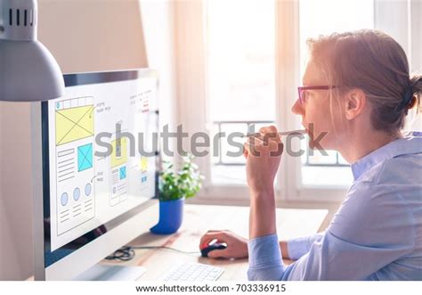 Desarrollo De Sitios Web Uiux Diseño Foto De Stock 703336915