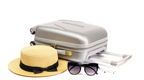 여행 가방 스티커 흰색 배경에 고립 된 최소한의 여행 휴가 개념에 가방 밀짚 모자 장난감 비행기 여행 액세서리 공간을 복사합니다