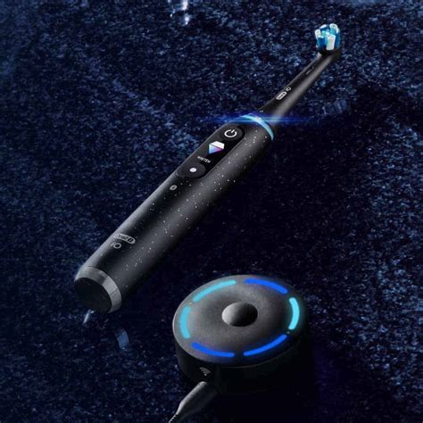 Oral-B показала новую умную зубную щетку с двумя дисплеями