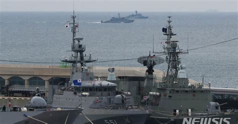 제주 국제관함식 해상사열 연습하는 함정들