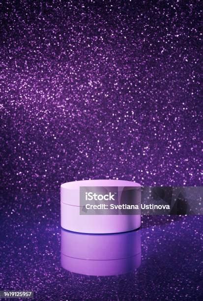 반짝이는 보라색 배경에 모이스처라이저 크림을 바르고 별이 빛나는 하늘을 모방한 화이트 코스메틱 모형 패키지 디자인 배경 주제에 대한 스톡 사진 및 기타 이미지 Istock
