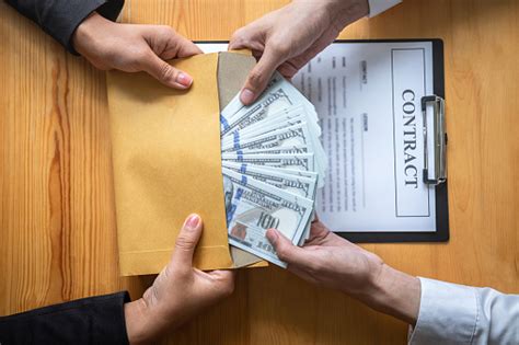 사업 불법 자금에 부정직 한 부정 행위 사업가는 성공을 제공하기 위해 사업사람들에게 봉투에 뇌물을 주는 투자 뇌물 및 부패 개념의 거래 계약 개념에 대한 스톡 사진 및 기타