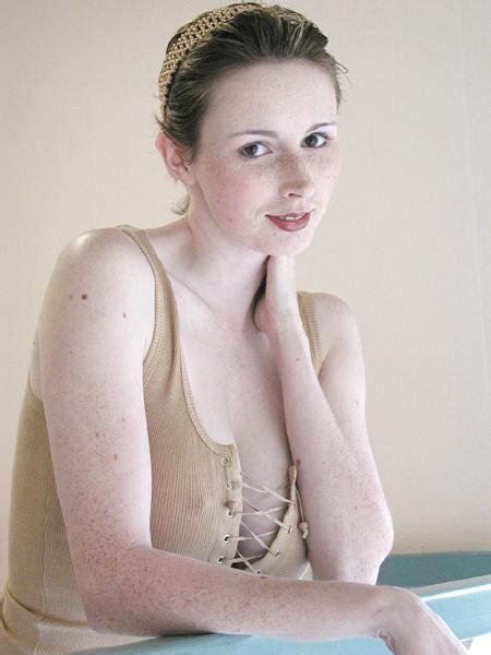 ELLINUDE Shopnaked Porn Pic