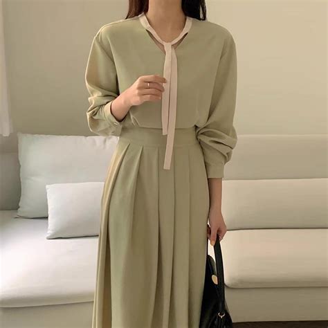 베이지하루 단아함의 정석 러블리 깔끔한 길팔 쉬폰 롱원피스 하이웨이스트 허리밴딩 플리츠 주름 플레어 넥타이 백버튼 스티치 가을 겨울 결혼식 상견례 하객룩 원피스 셔츠