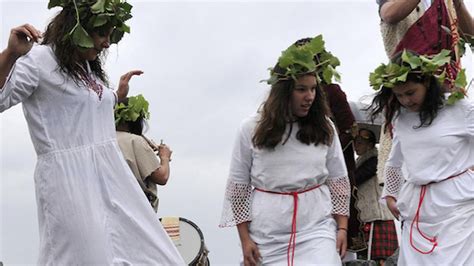 Девойки ще мачкат грозде с боси крака в Плевен Новинибг