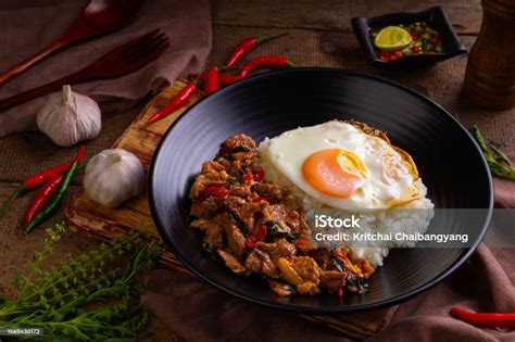 얇게 썬 쇠고기에 홀리 바질과 계란 후라이를 얹은 밥 볶음 거리에 대한 스톡 사진 및 기타 이미지 거리 고기 고추류