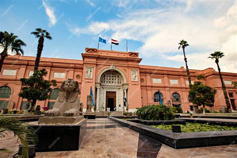 이집트 카이로 시내의 이집트 박물관 또는 카이로 박물관 건물 프리미엄 사진