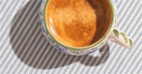 구운 그림자 단순한 도기 따뜻한 따뜻한 음료 머그 미니멀리스트 미식가 바리스타 블루 비스트로 상쾌한 수직 쐈어 술을 마시다 스타일리시한 시크한