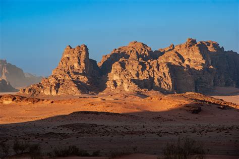 요르단 와디 럼 사막의 마법 같은 산 풍경 생명이없는 사막의 산은 화성의 분화구와 비슷합니다 모래는 아름다운 핑크색과 붉은 바위입니다 텍스트를위한 장소가 있습니다 0명에