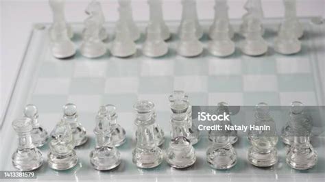 투명한 체스 피겨 시작 위치 반사 체스 보드에 체스 보드 게임 개념에 대한 스톡 사진 및 기타 이미지 개념 개체 그룹 검은색 Istock