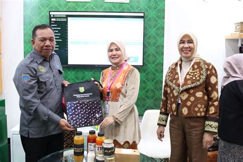 apkasi otonomi expo 2024 stan muba pamerkan produk unggulan kain khas